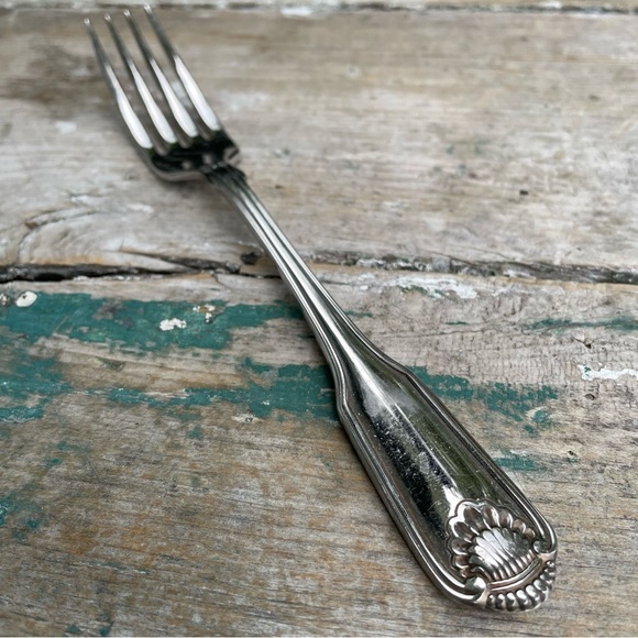 Oneida | Dining | Oneida Classic Shell Stainless Dinner Fork 984 | Poshmark